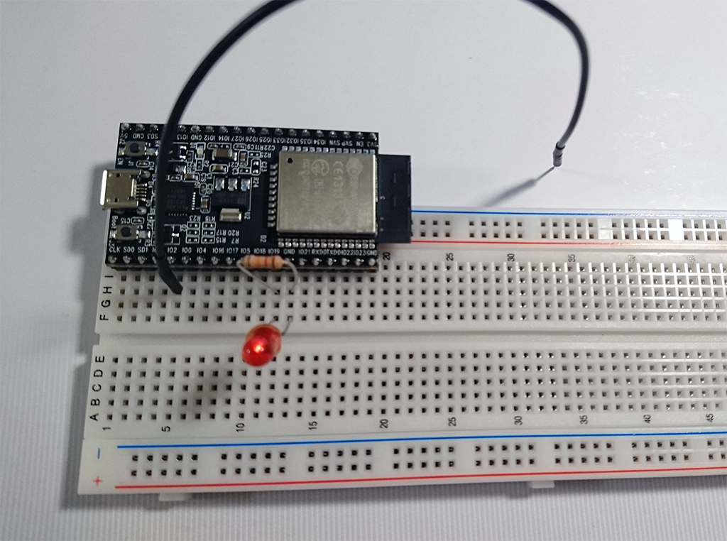 ESP32の静電容量タッチインターフェースを使ってLチカ #ESP32 - Qiita