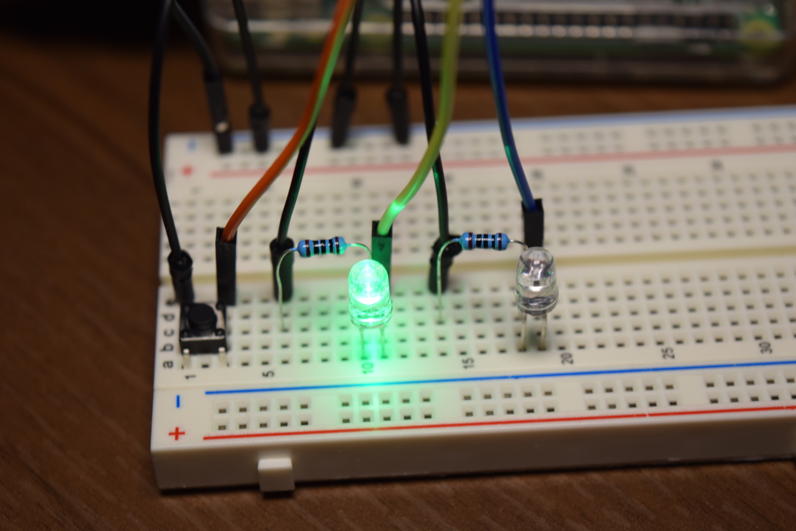 Raspberry Pi（Raspbian）でLEDを点灯/消灯させるプログラムを作る #Python - Qiita