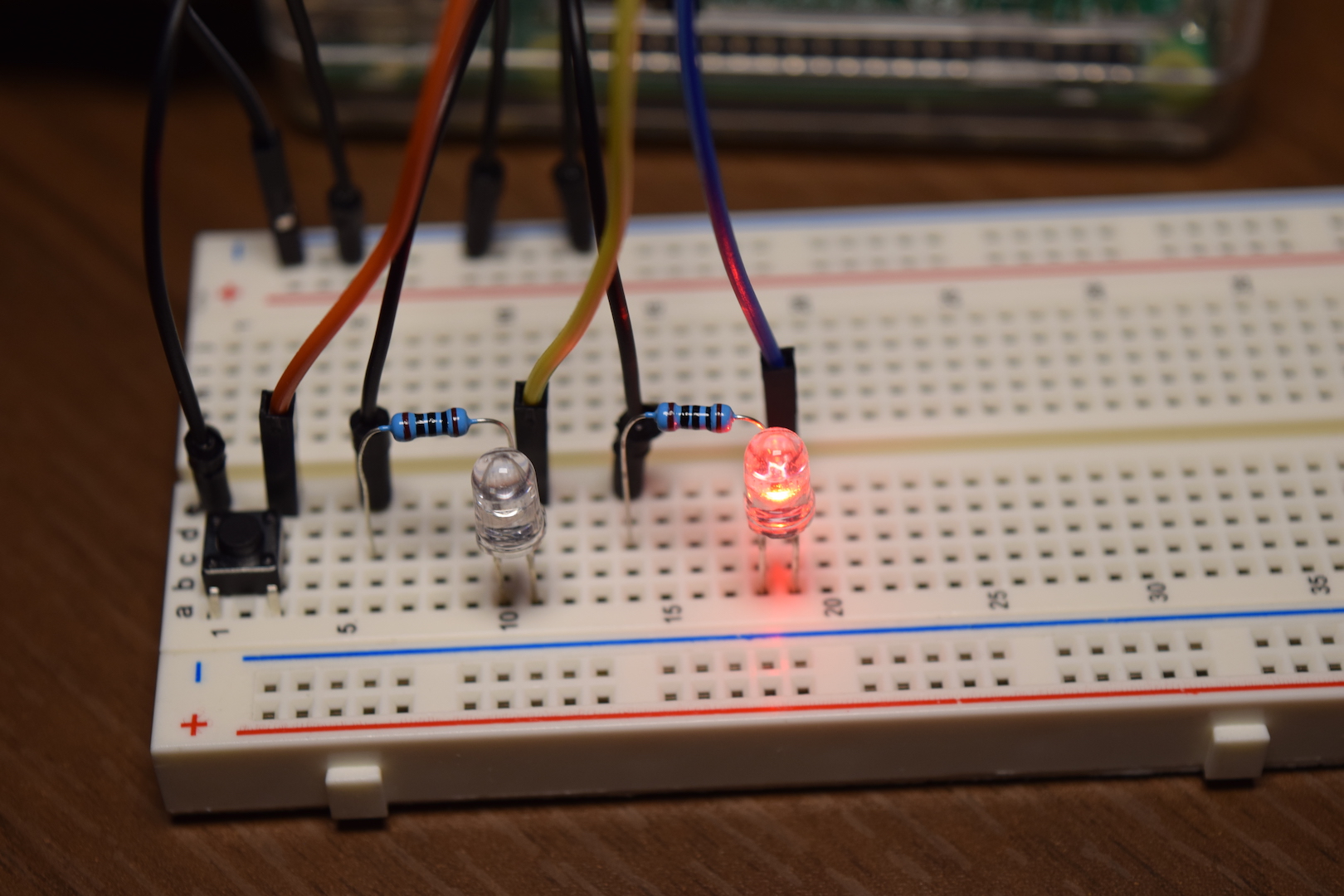 Raspberry Pi（Raspbian）でLEDを点灯/消灯させるプログラムを作る #Python - Qiita