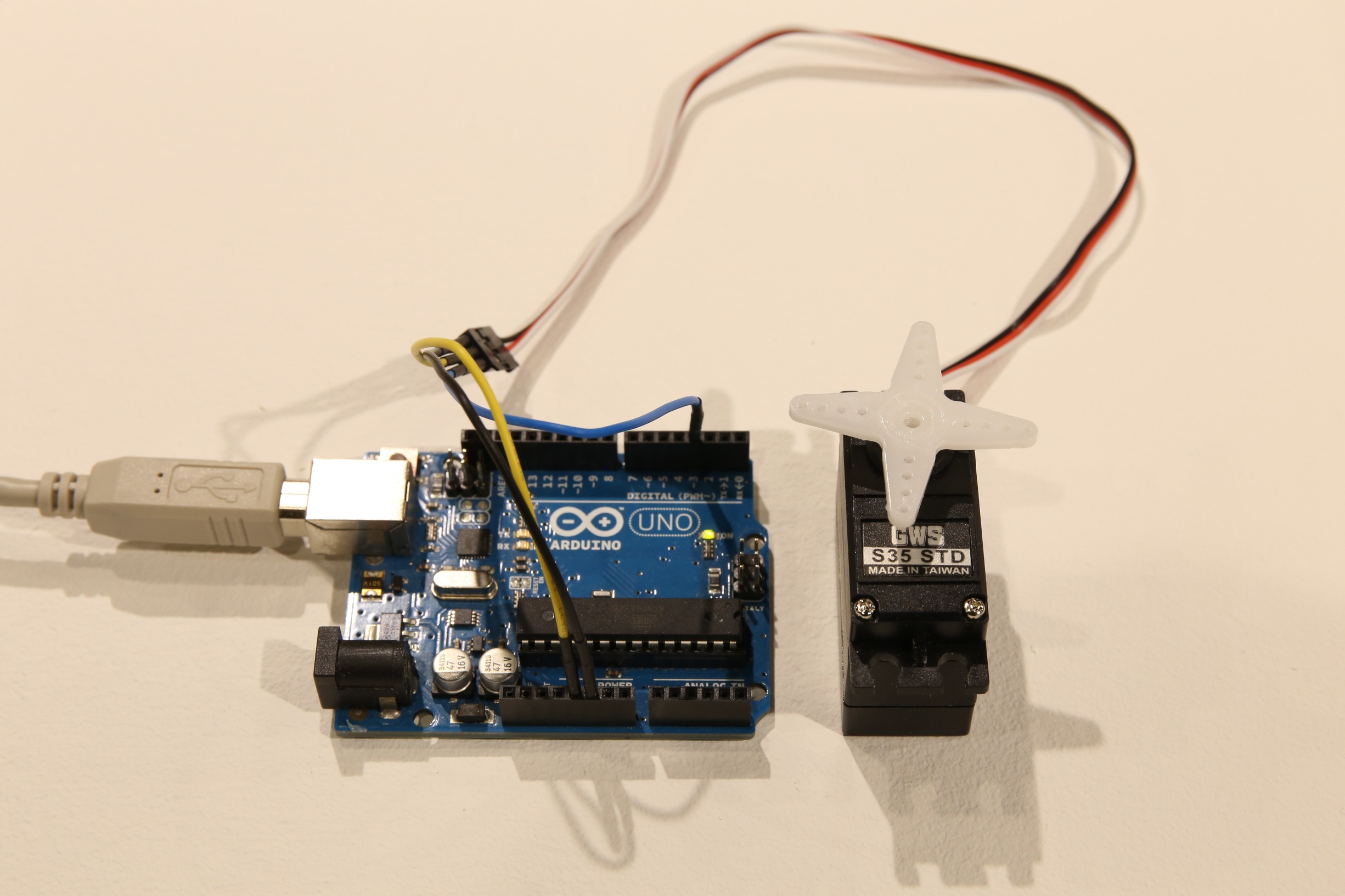 ESP8266(ESPr Developer)とMilkcocoaとローテーショナルサーボで簡易ラジコン #JavaScript - Qiita